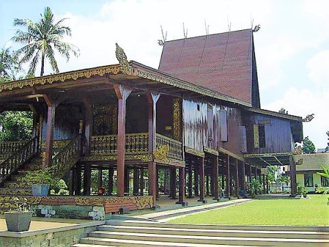 Bubungan Tinggi Traditional House | IWareBatik